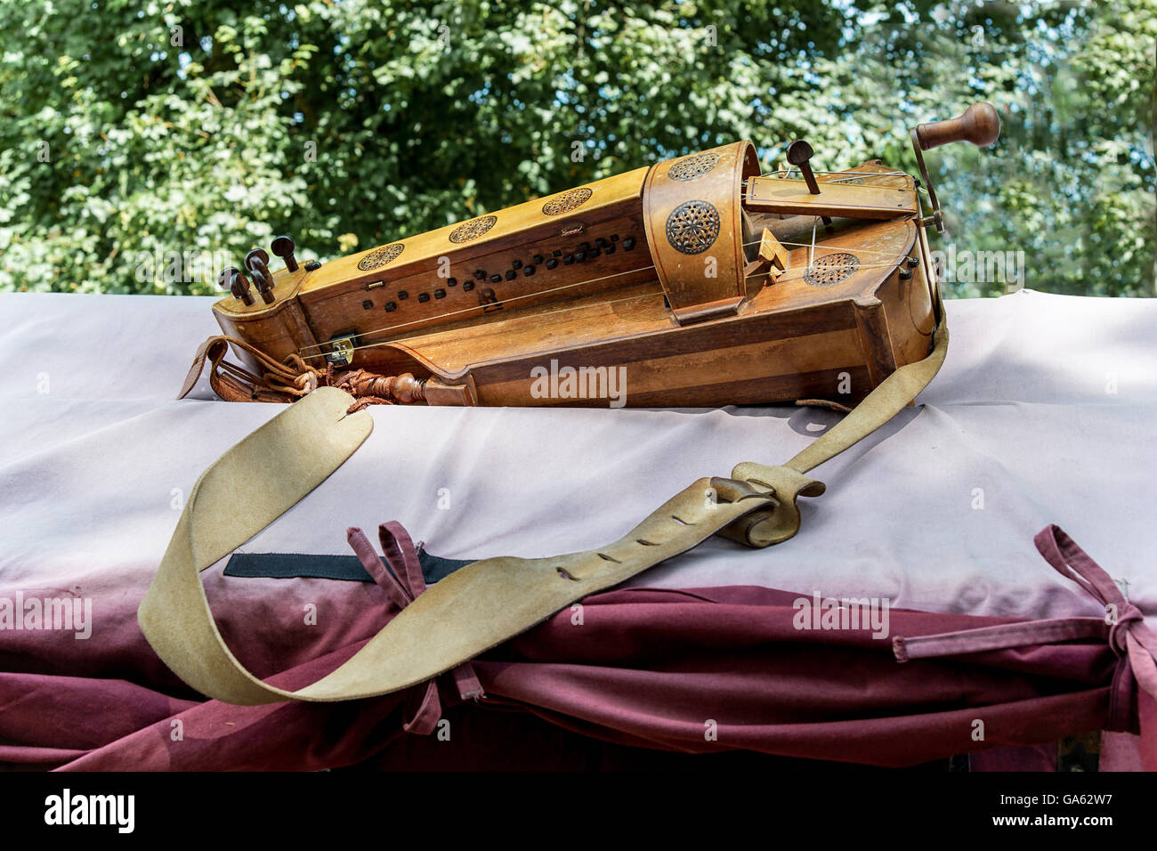 Drehleier instrument -Fotos und -Bildmaterial in hoher Auflösung – Alamy