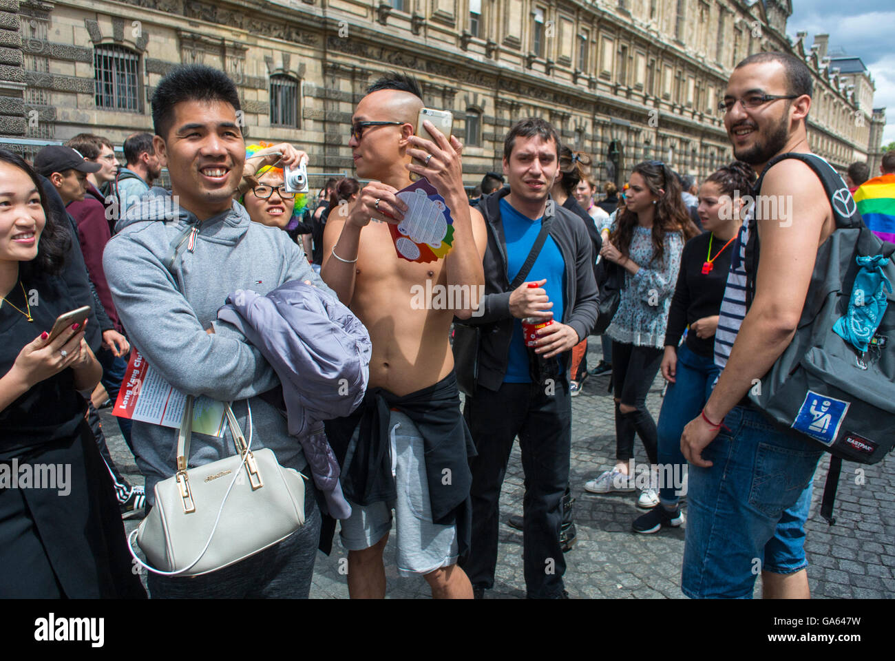 Paris, Frankreich, Gruppe männlicher Touristen, die Fotos bei French ...