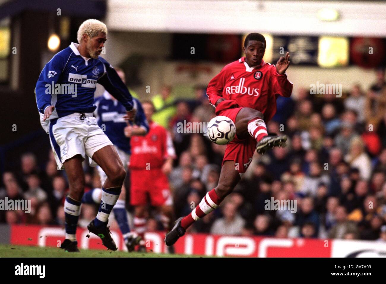 Kevin Lisbie von Charlton Athletic feuert in der Aufnahme, die war Zum ...