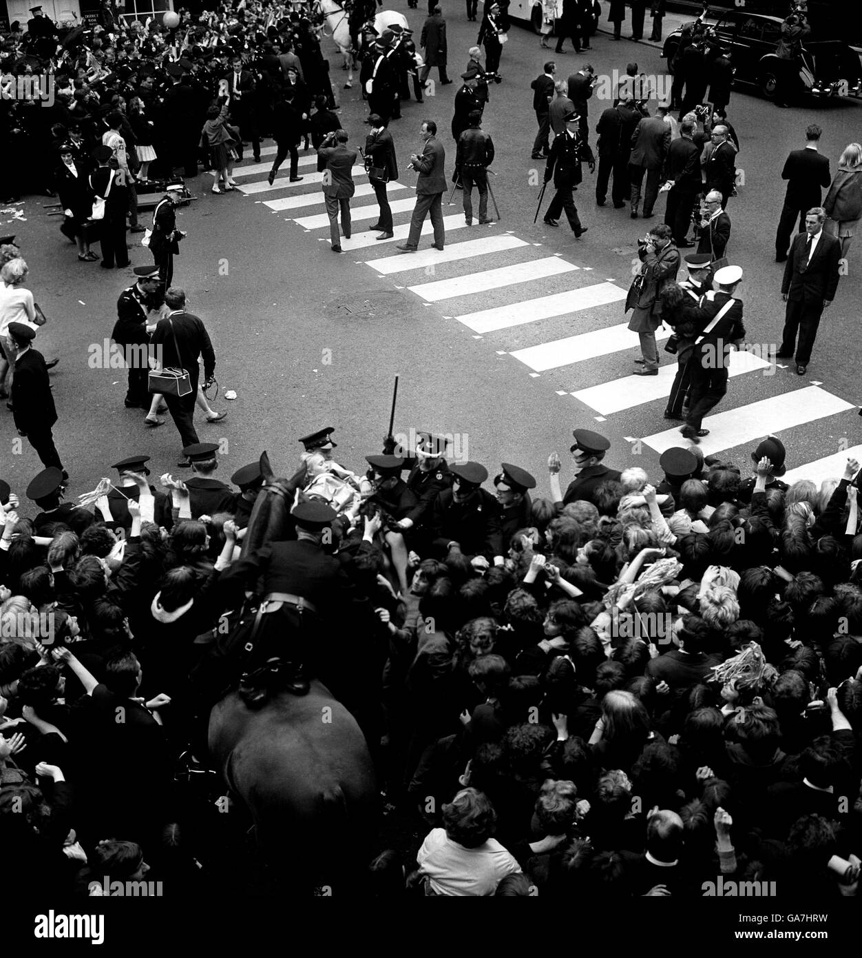 Beatles fans screaming -Fotos und -Bildmaterial in hoher Auflösung – Alamy