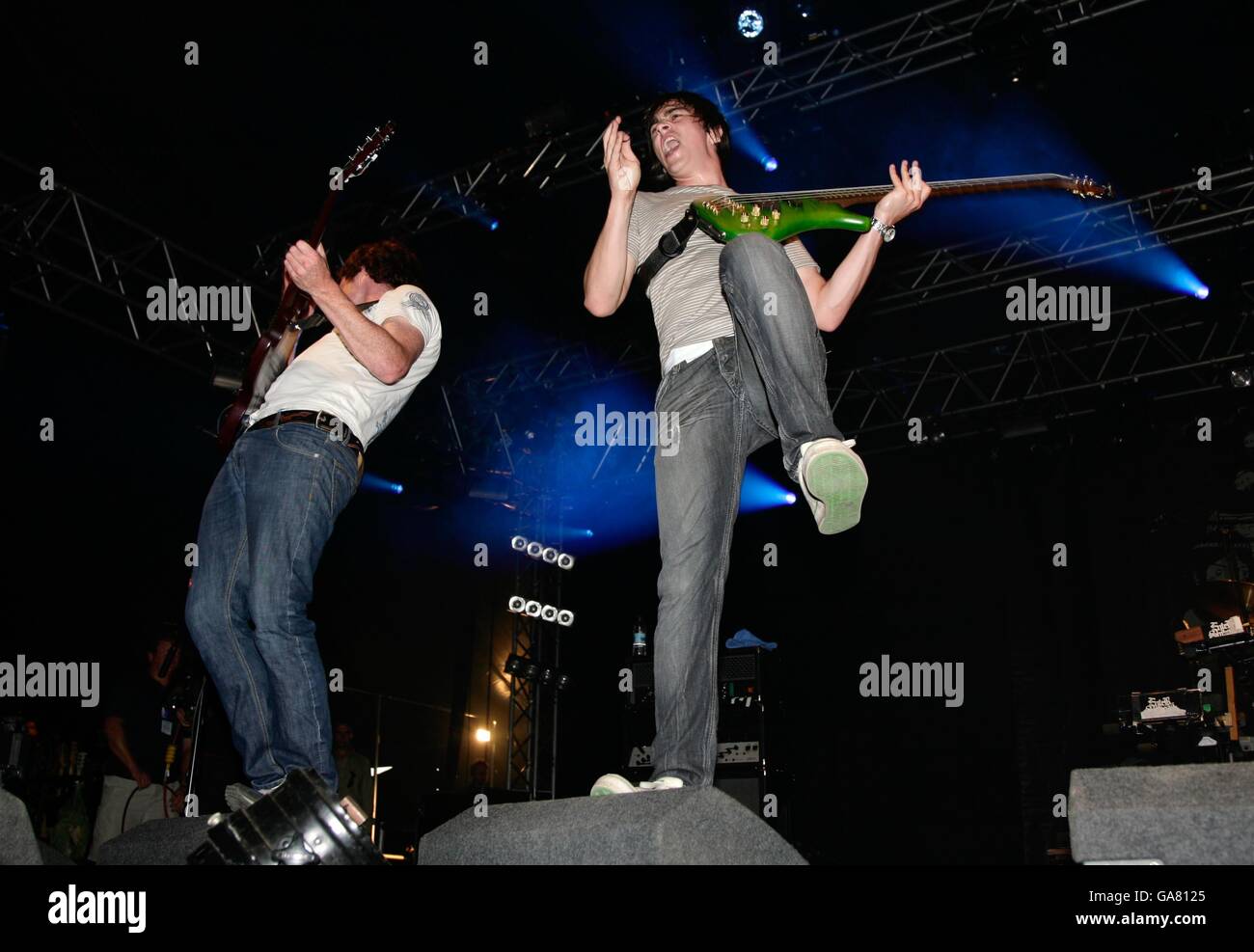 Chris Batten (rechts) und Liam 'Rory' Clewlow von Enter Shikari treten ...