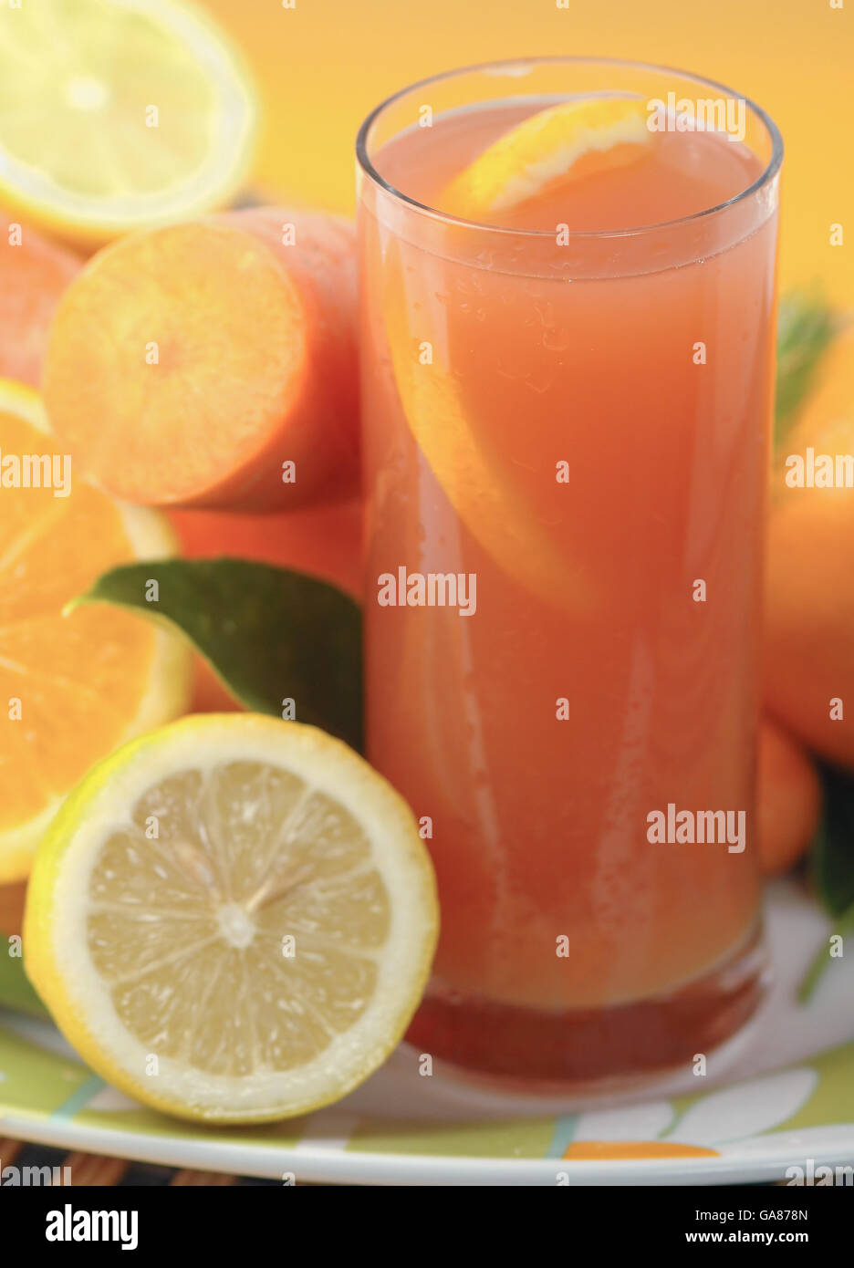 Glas kalten ACE Saft - Orange, Karotte und Zitrone mit frischen ...