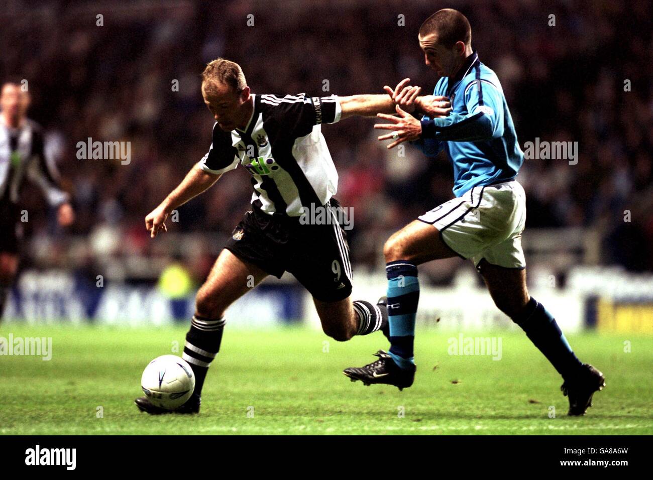 Manchester citys paul ritchie schlachten mit newcastle uniteds alan ...