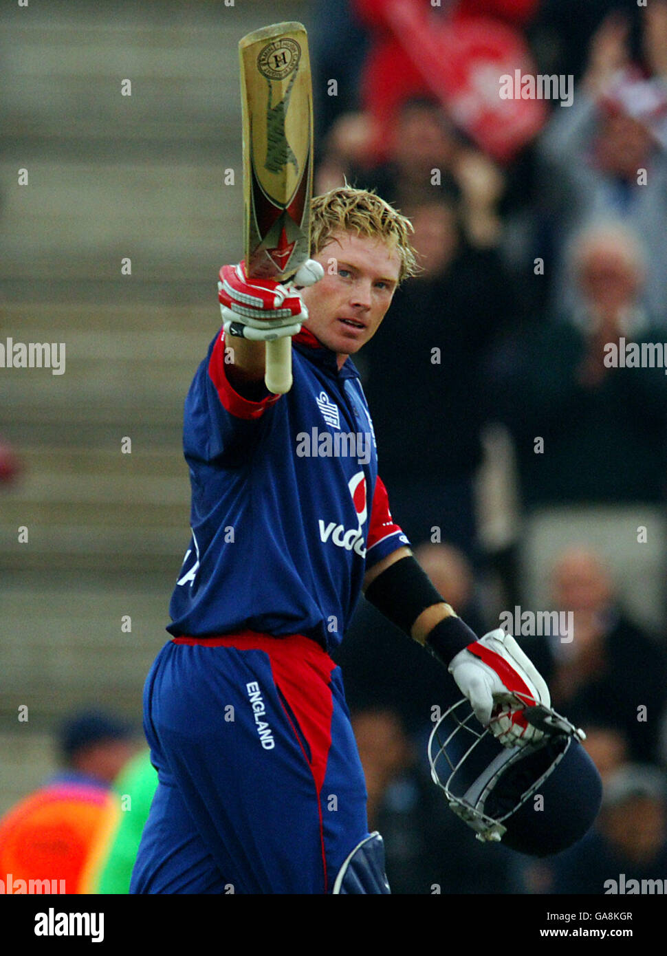 Englands ian bell feiert sein jahrhundert gegen indien -Fotos und ...