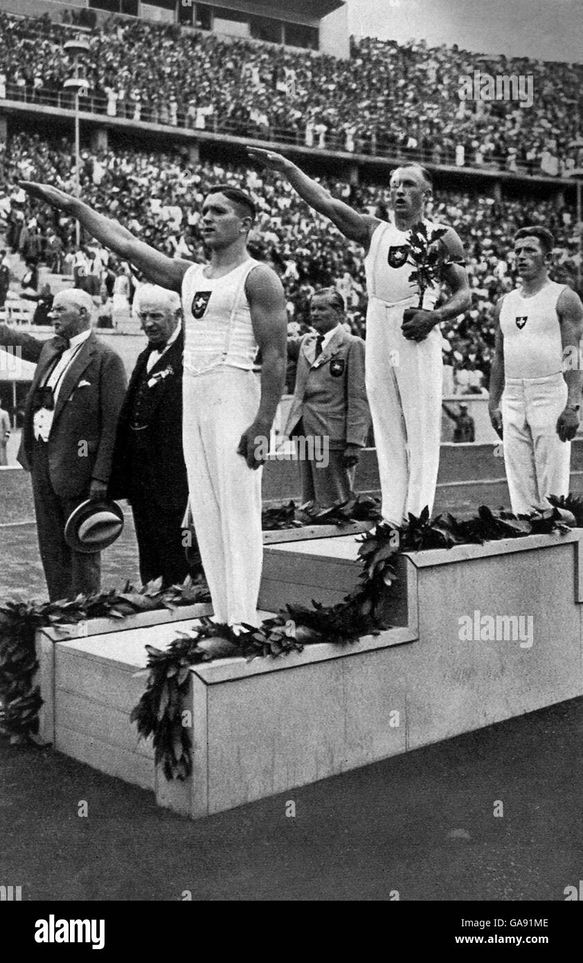 Die Medaillengewinnerinnen für die Männerturnen auf dem Podium: Konrad Frey (Bronze), Karl ...