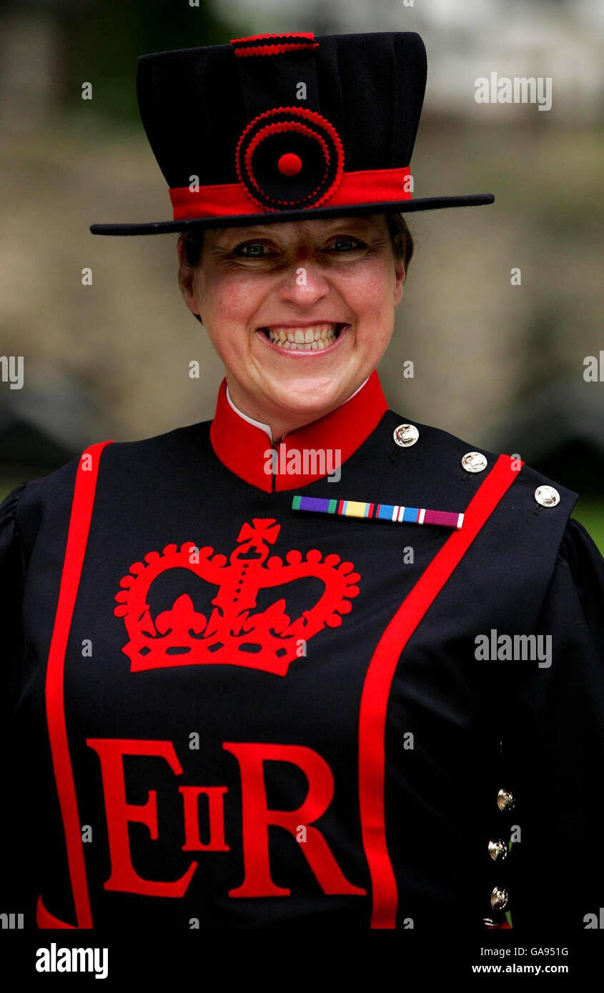 Beefeater uniform e r -Fotos und -Bildmaterial in hoher Auflösung – Alamy
