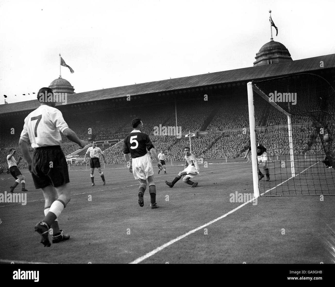 Nat lofthouse hat das vierte tor von lofthouse erzielt -Fotos und ...