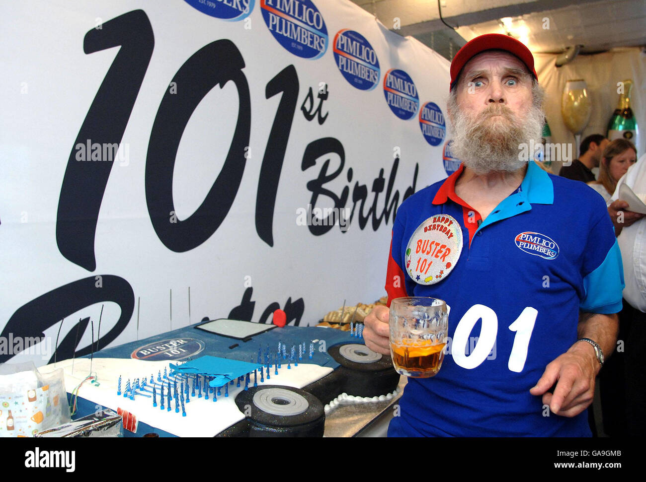 Der arbeitende Klempner Buster Martin feiert seinen 101. Geburtstag bei ...