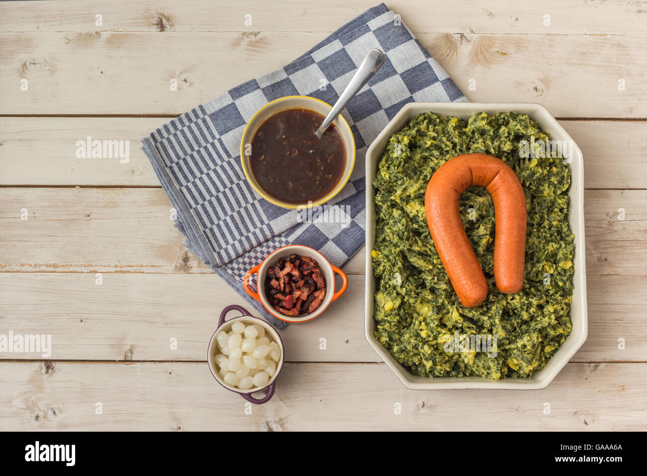 Typische holländische Schale Boerenkool mit Kohl, Kartoffeln, Wurst und ...