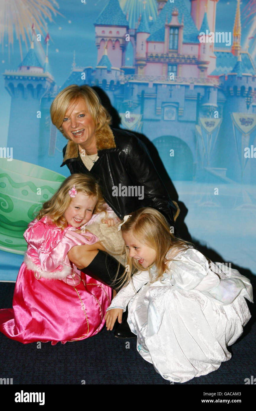 Alice Beer und Familie besuchen die Disney on Ice präsentiert ...
