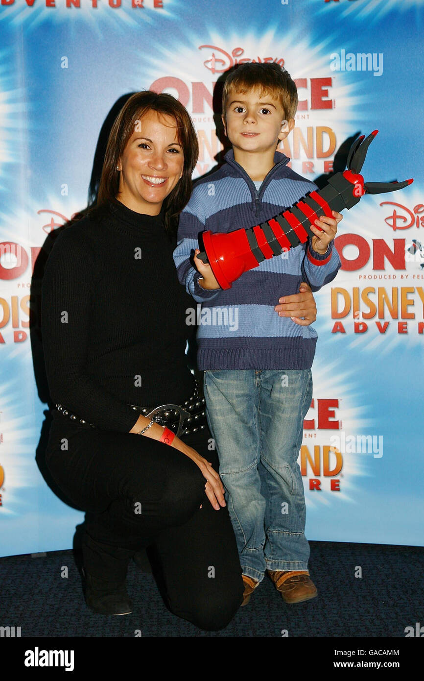 Andrea McLean und Sohn besuchen die Disney on Ice Presents Disneyland ...