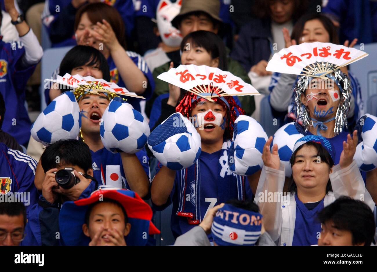Japanische fans jubeln ihrem team trotz des regens zu -Fotos und ...