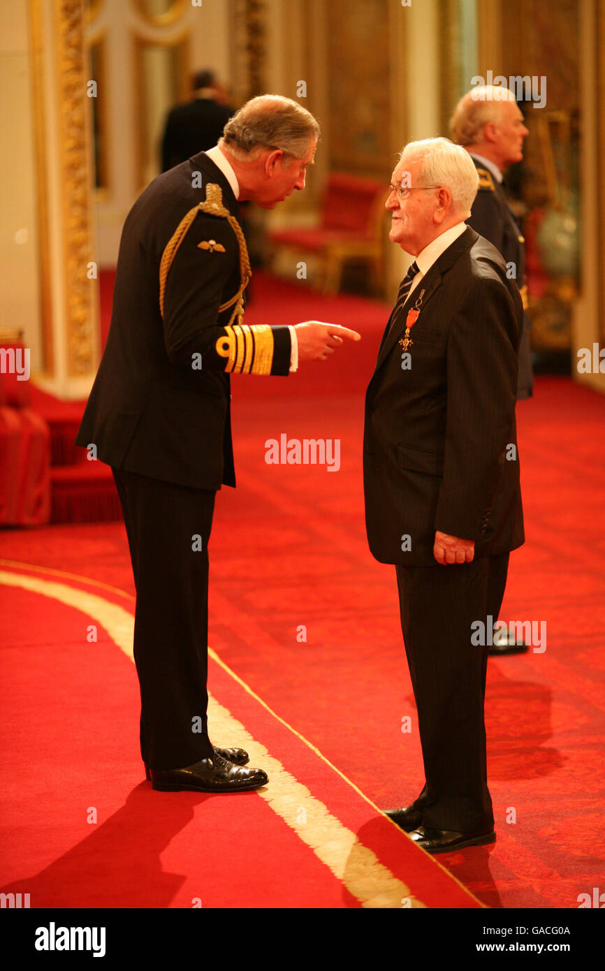 Patrick mccafferty grangemouth machte obe prince wales buckingham ...