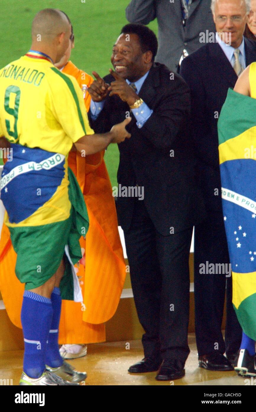Franz beckenbauer and pele -Fotos und -Bildmaterial in hoher Auflösung ...