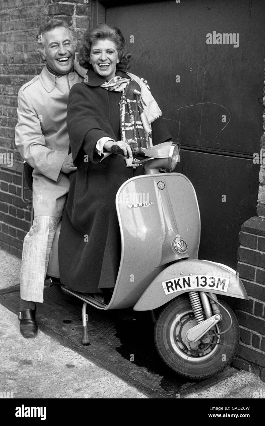 Alan browning und pat phoenix -Fotos und -Bildmaterial in hoher ...