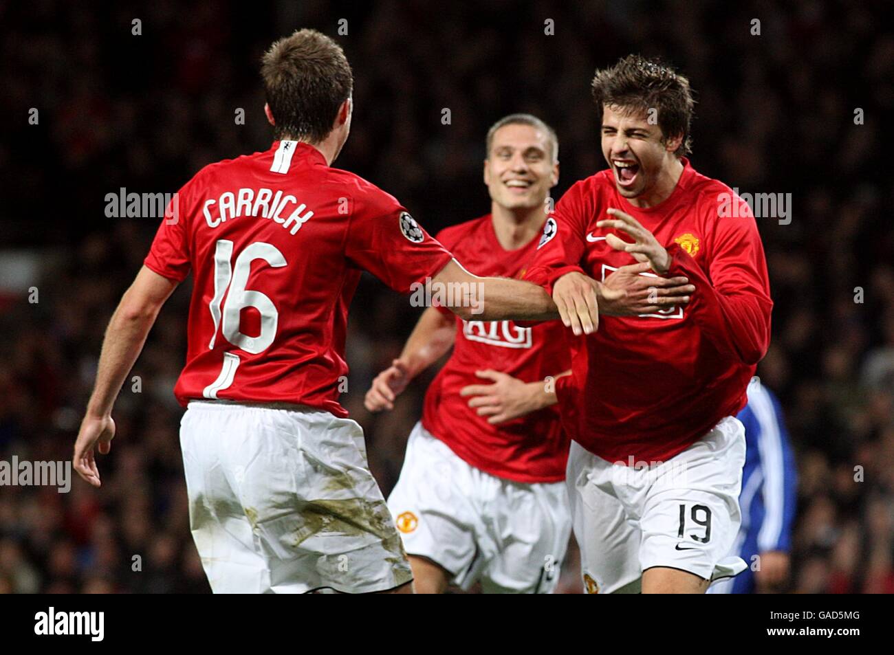 Manchester uniteds gerard pique rechts feiert das erste tor -Fotos und ...