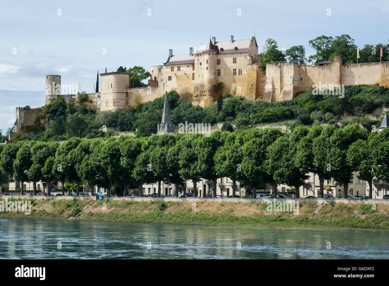 Chinon schloss und vienne fluss -Fotos und -Bildmaterial in hoher Auflösung – Alamy