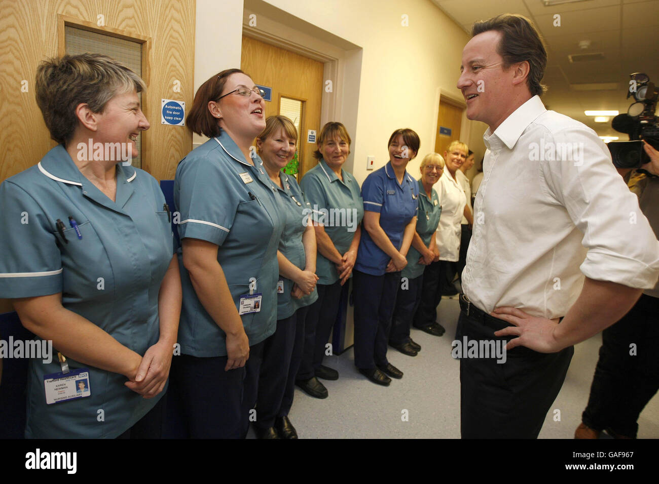 David cameron besucht das trafford general hospital -Fotos und ...