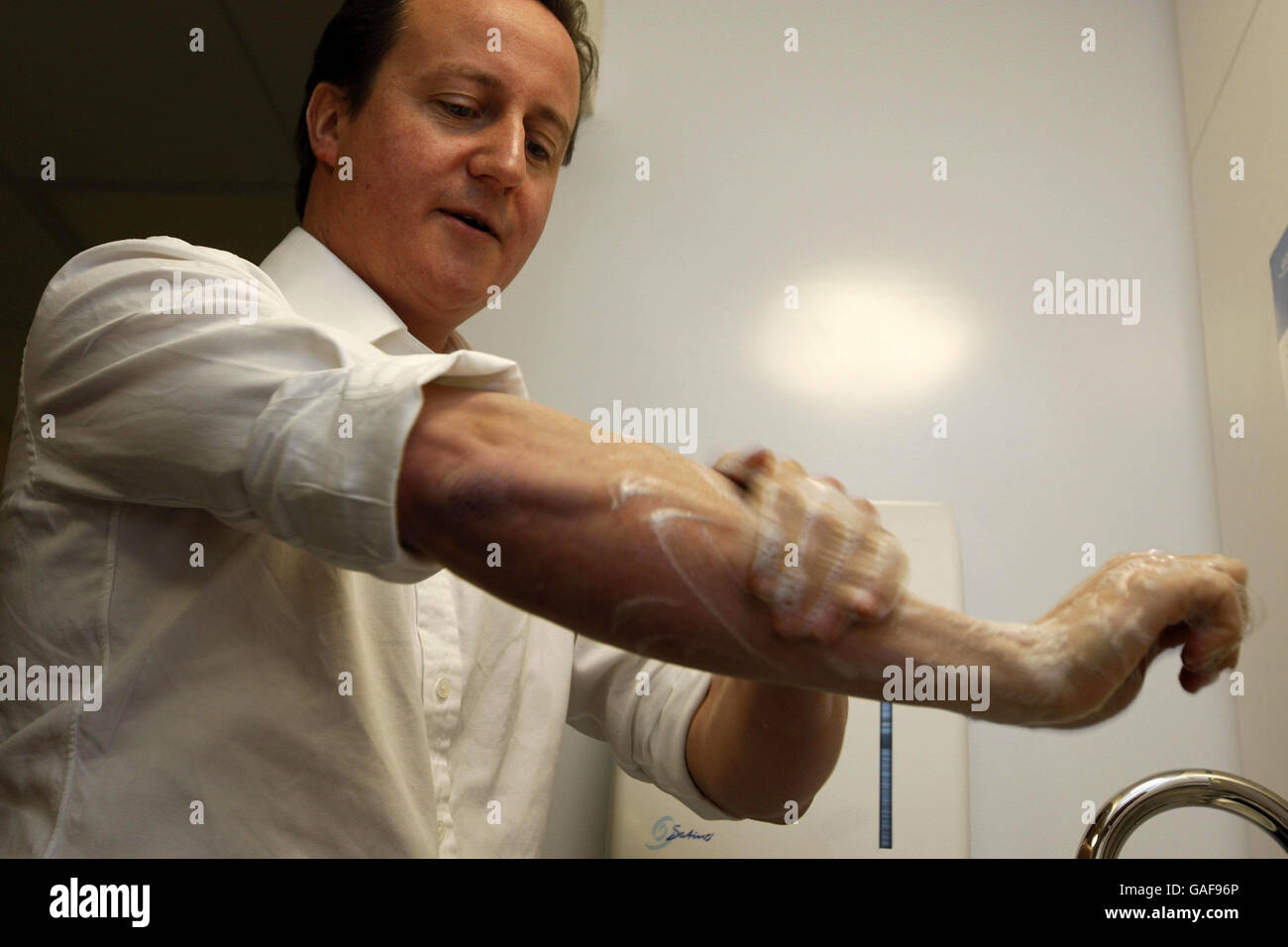 David cameron besucht das trafford general hospital -Fotos und ...