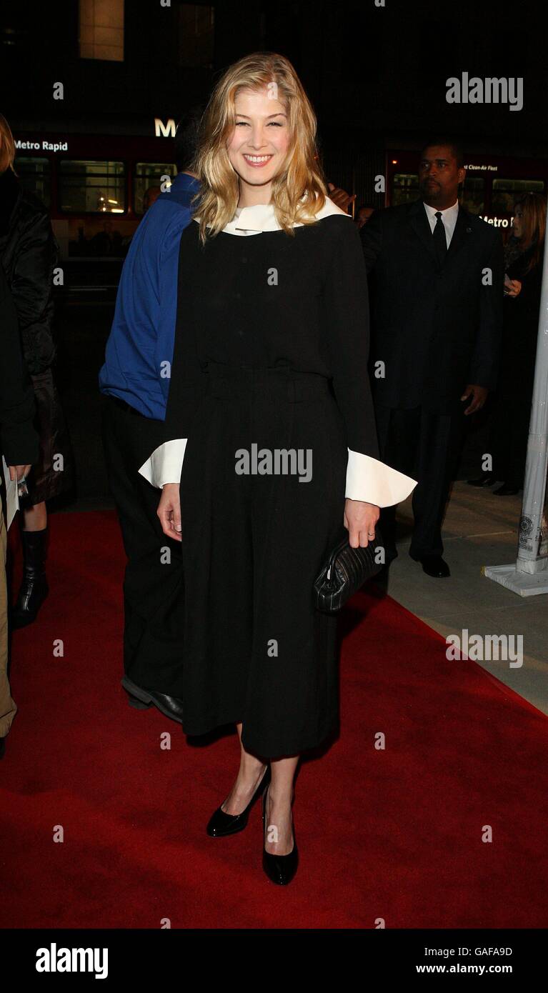 Rosamund Pike kommt bei der Premiere von Buße an der Academy of Motion ...