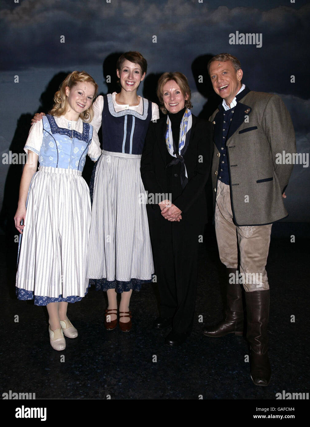 Zu den Stars des Musicals Connie Fisher (2. Links), Amy Lennox (links ...