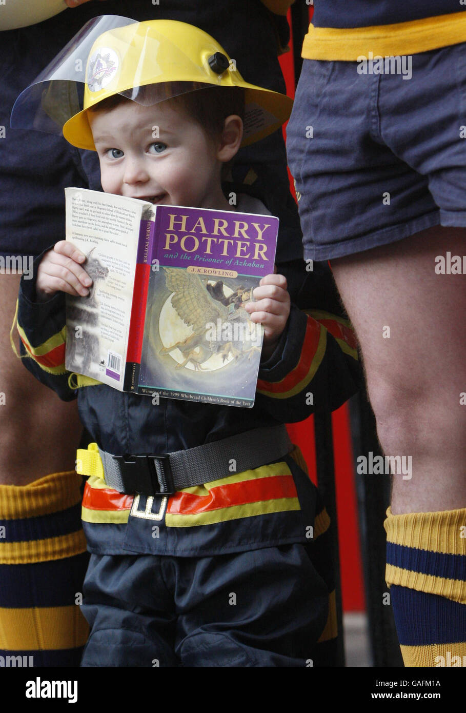 Ein signiertes Exemplar von Harry Potter wird vom Maskottchen des ...