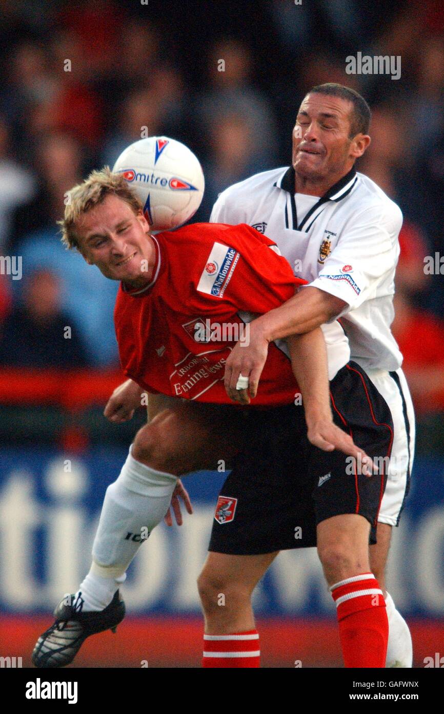 (L-R) Scarboroughs Karl Rose und Southport-Kapitän Barry Jones kämpfen ...