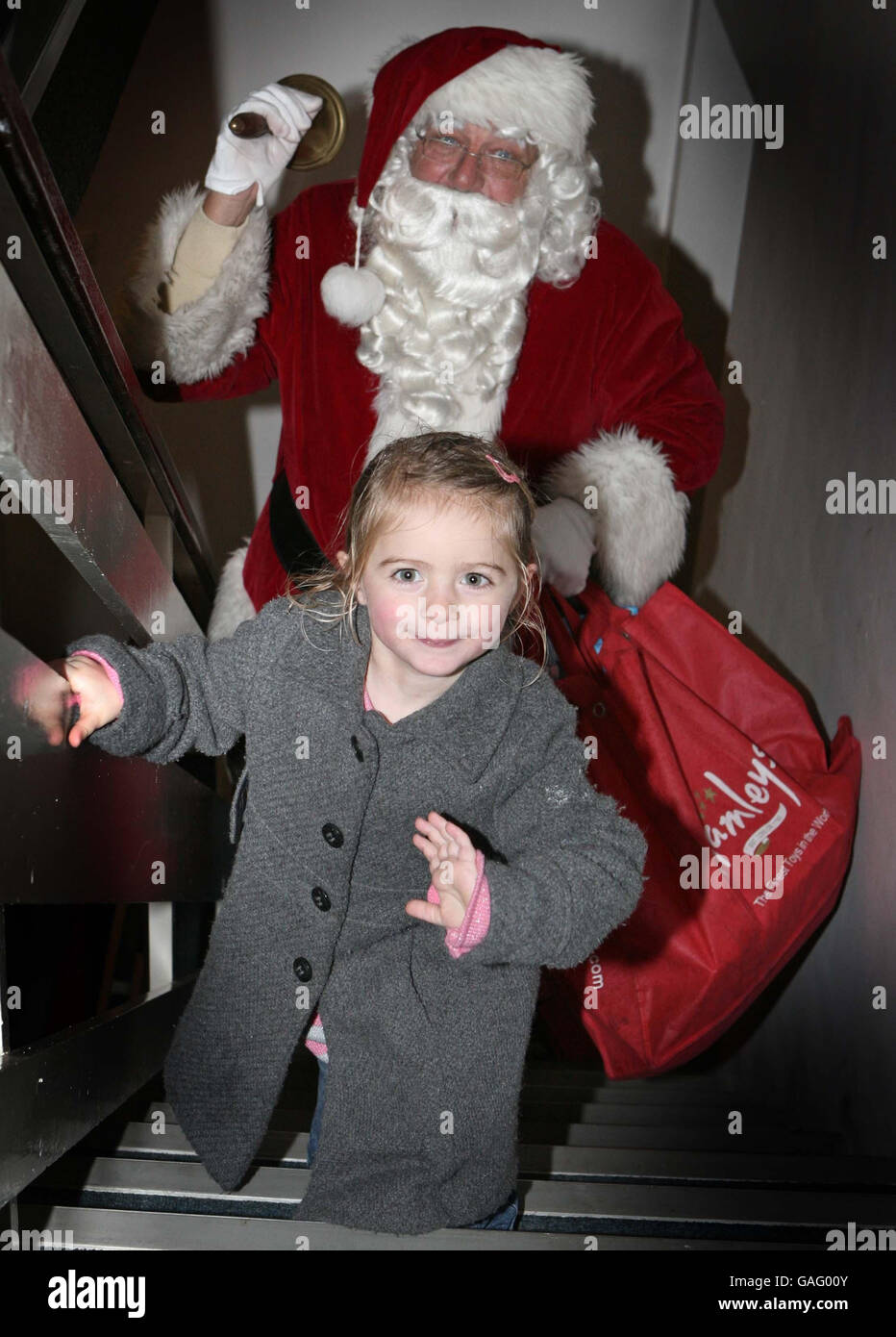 Honey Dolby, 3, mit Father Christmas nach ihren gotteltern Laura Ford ... Honey Dolby, 3, mit Father Christmas nach ihren gotteltern Laura Ford ...