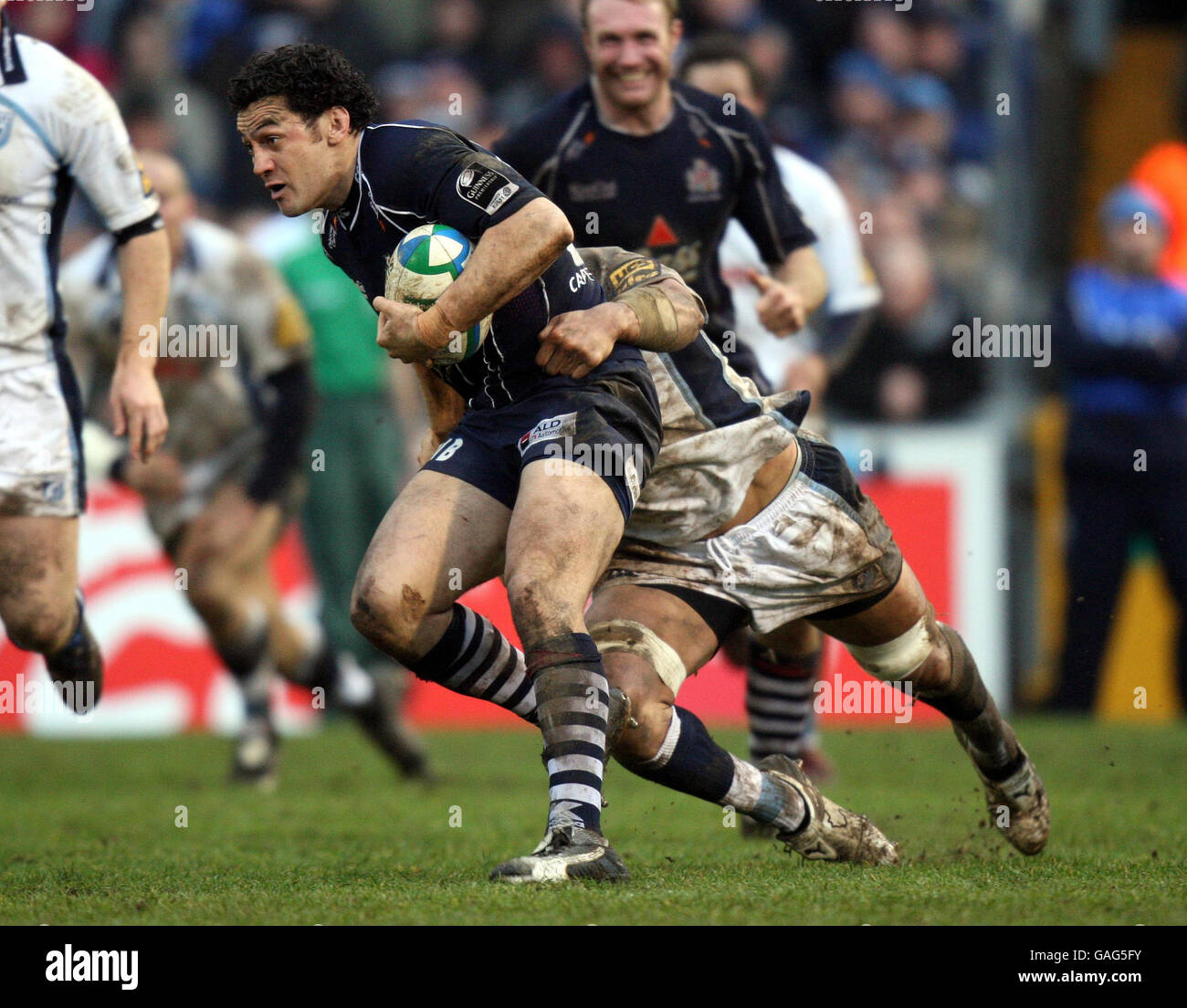 Bristols' Neil Brew wird von Cardiff's Ma'ama Molitika während des ...