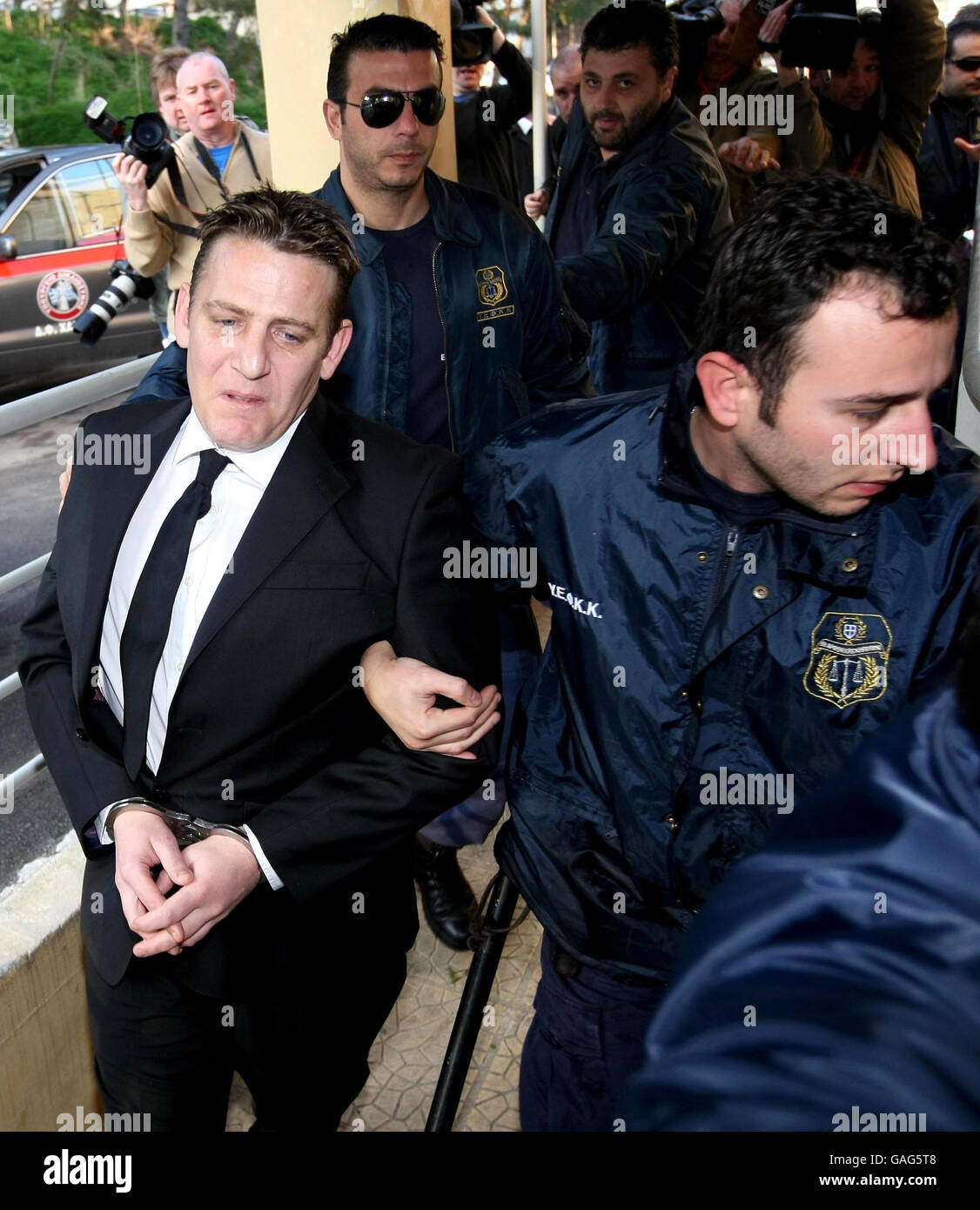 Handschellen angeklagtes gericht -Fotos und -Bildmaterial in hoher ...