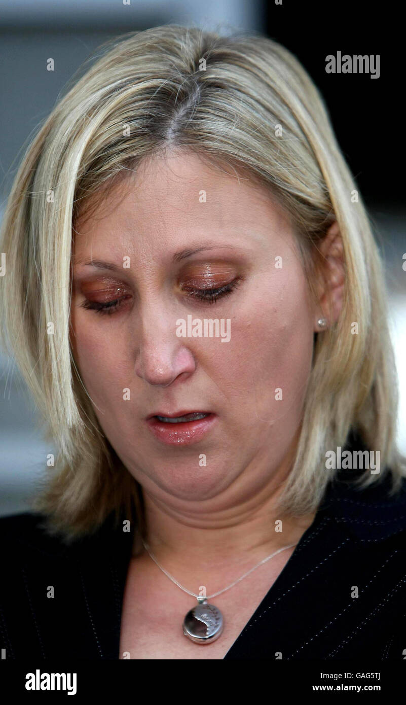 Natasha Hogan vor dem Gerichtsgebäude in Chania, Kreta, Griechenland ...