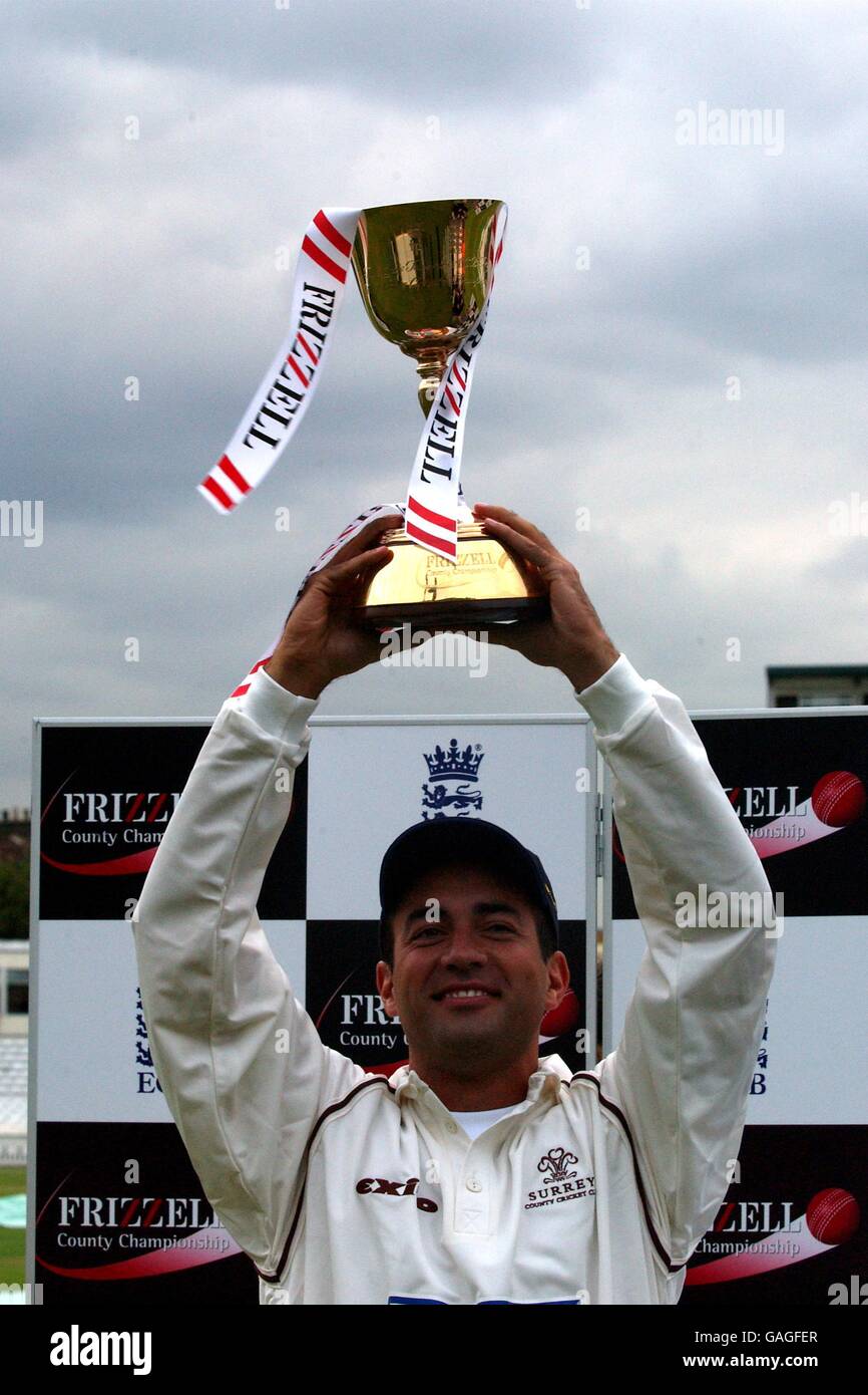 Surreys adam hollioake hält die frizzell county championship trophy in ...
