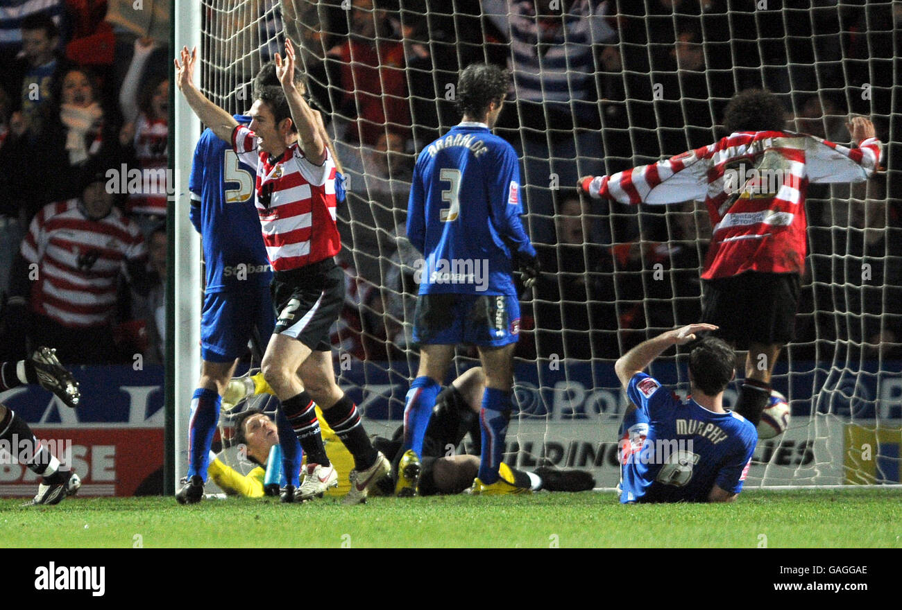 Doncaster rover james hayter feiert tor -Fotos und -Bildmaterial in ...
