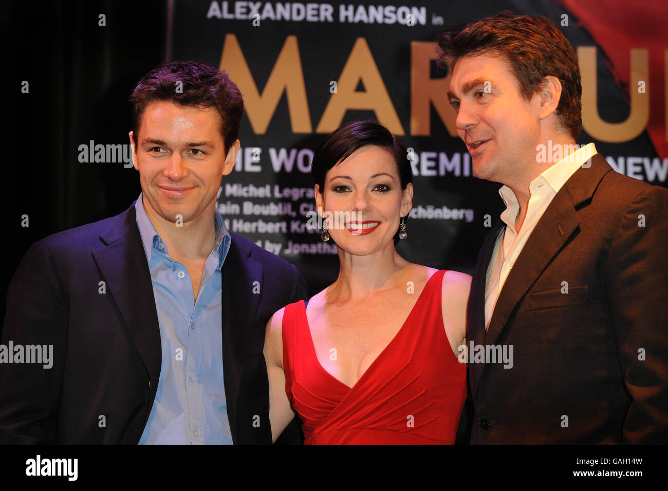 (Von links nach rechts) Julian Ovenden (der Armand spielt), Ruthie ...