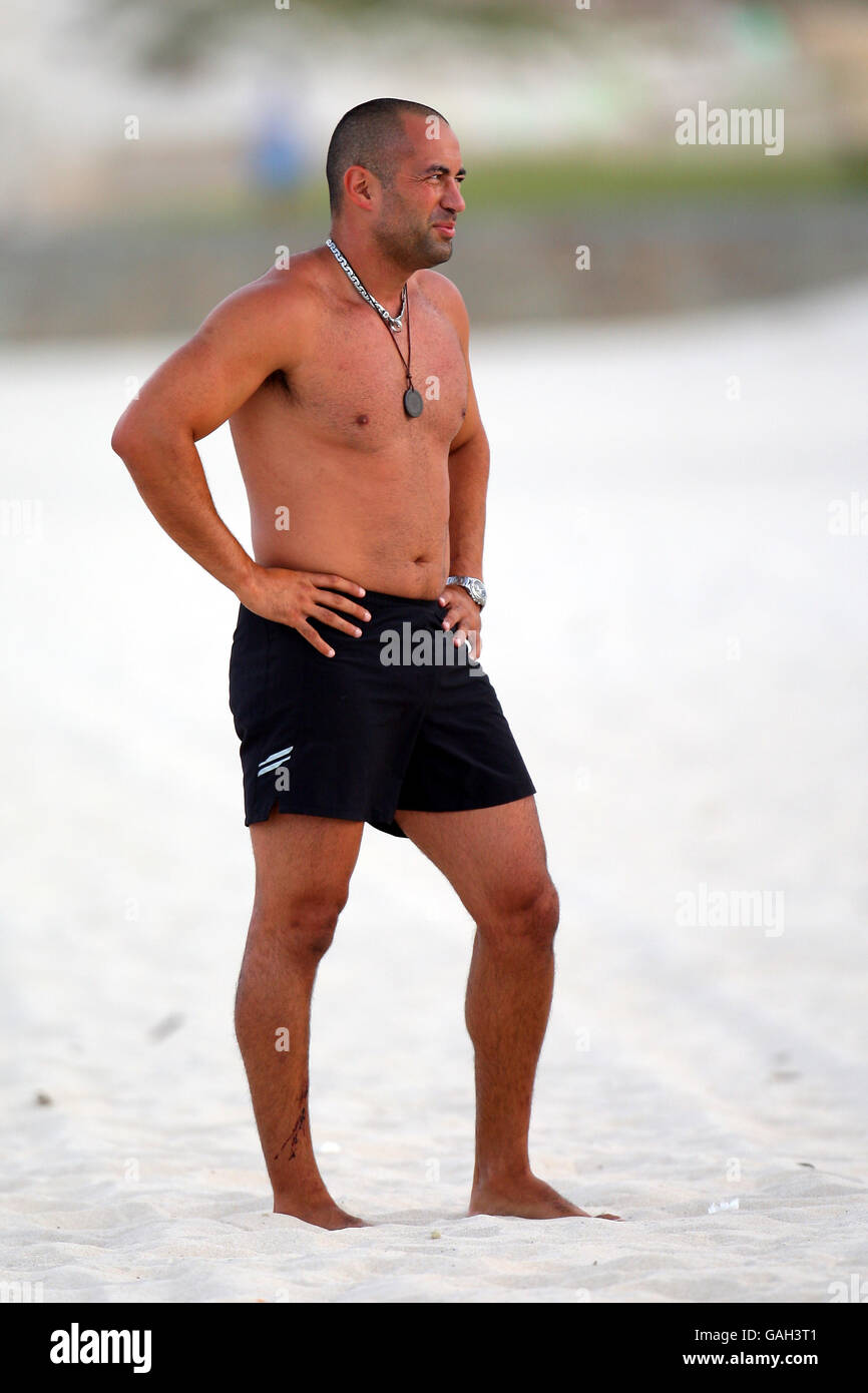 Cricket - James Benning und Adam Hollioake - Perth. Adam Hollioake ...