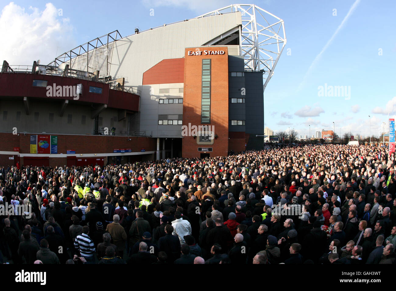 Fans von Manchester United versammeln sich vor Old Trafford, Manchester ...
