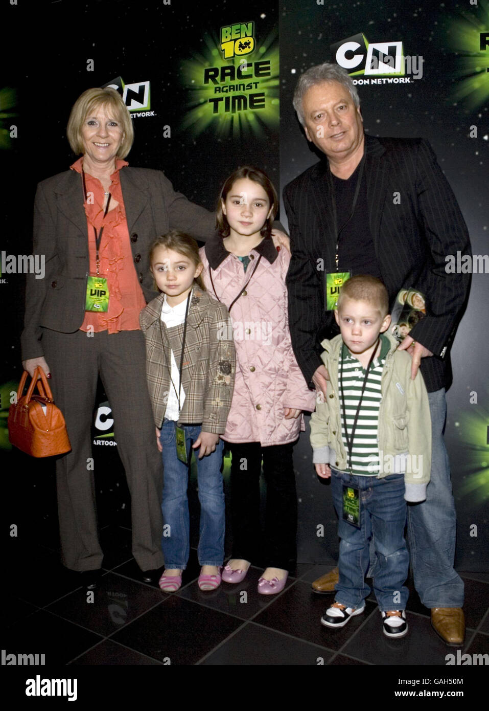 Jacqui, Tony Adams und Enkelkinder kommen zur Premiere von „Ben 10 ...