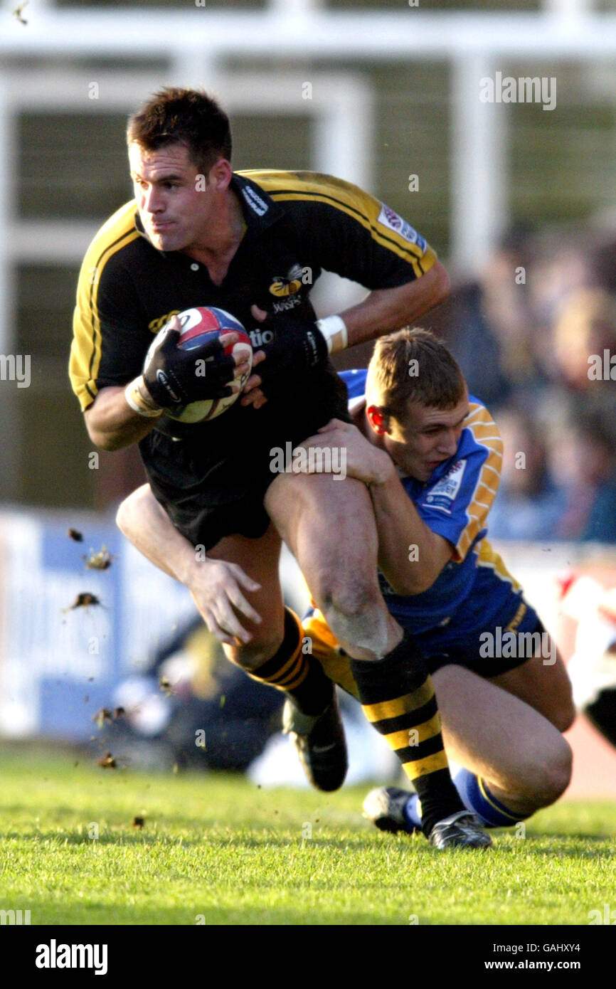 Kenny Logan von London Wasps wird von Leeds Tykes Chris angegangen ...