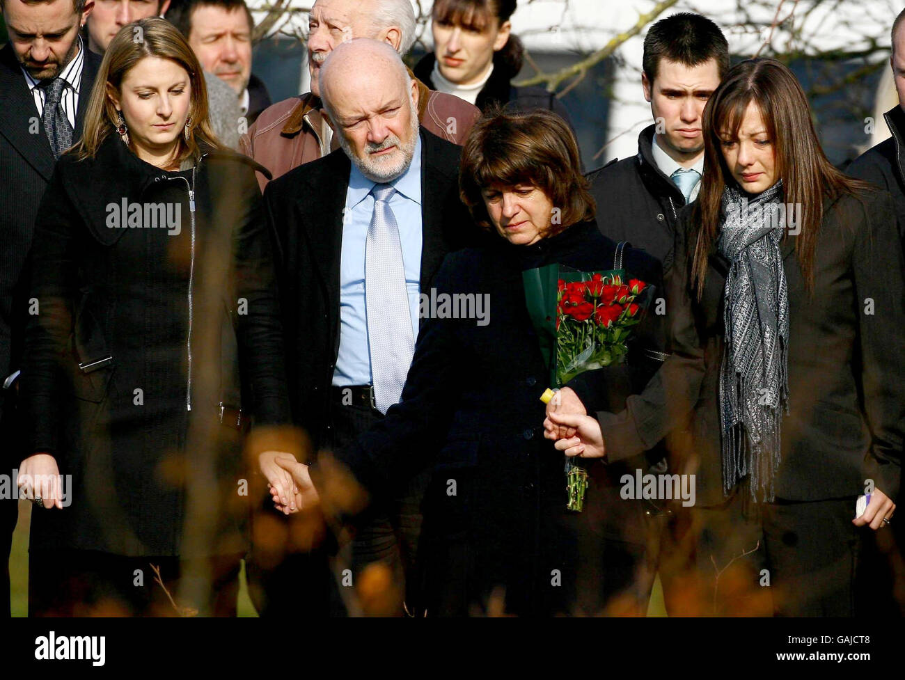 Begleitet von seinem vater jonathan links freundin laura bottomley ...