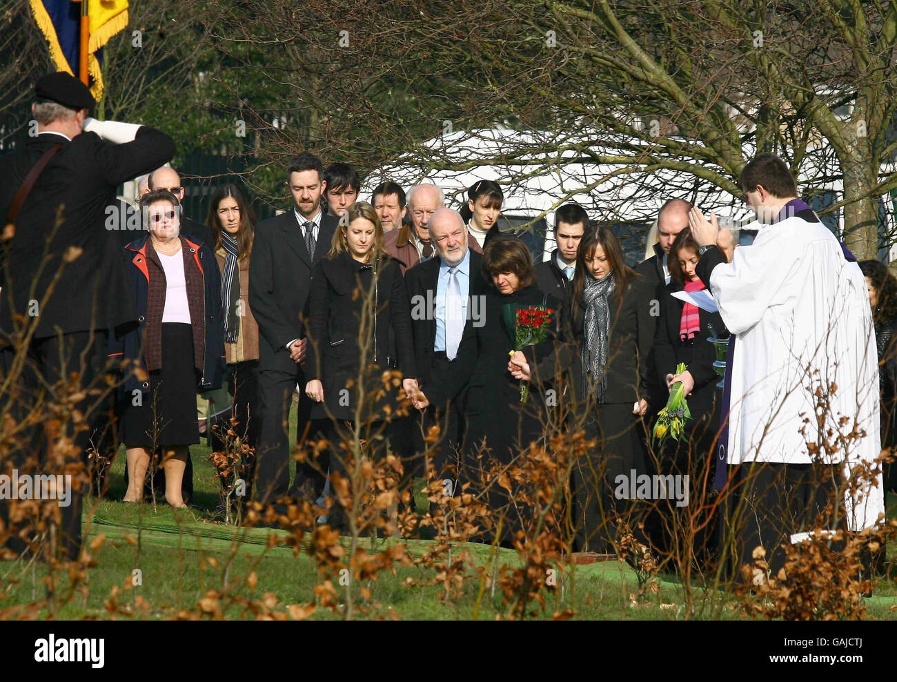 Begleitet von seinem vater jonathan links freundin laura bottomley ...