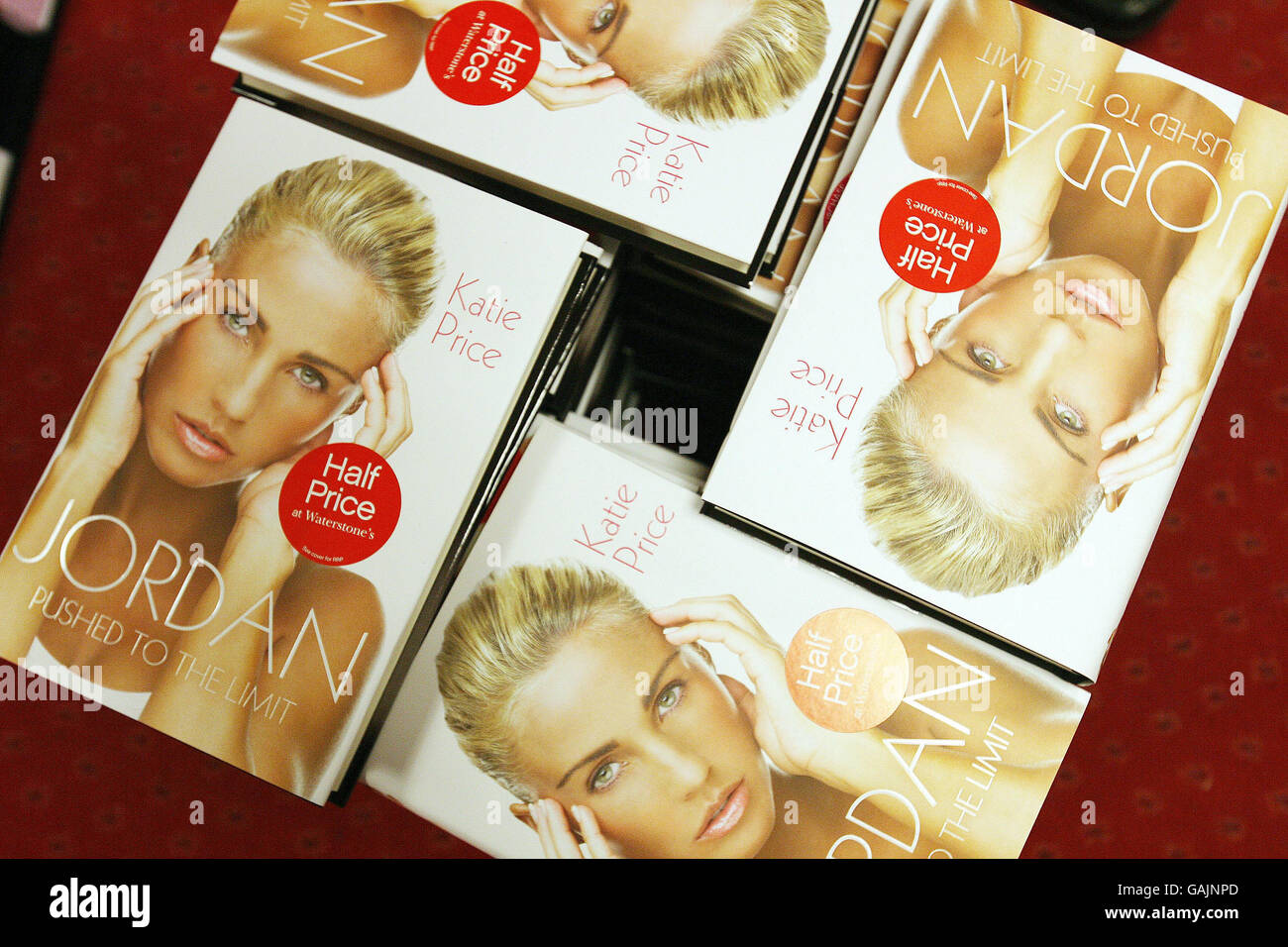 Katie Price (aka Jordan) signiert Kopien ihres neuen Buches Jordan ...
