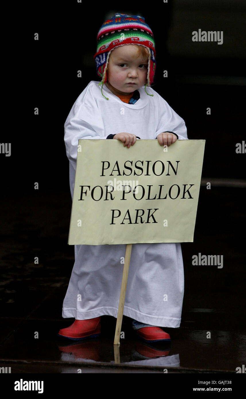 Robin Alderslowe, 2, demonstriert gegen „Go Ape“, das plant, einen ...