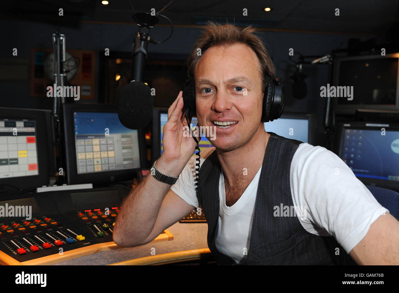 Jason donovan startet neue radiosendung -Fotos und -Bildmaterial in ...
