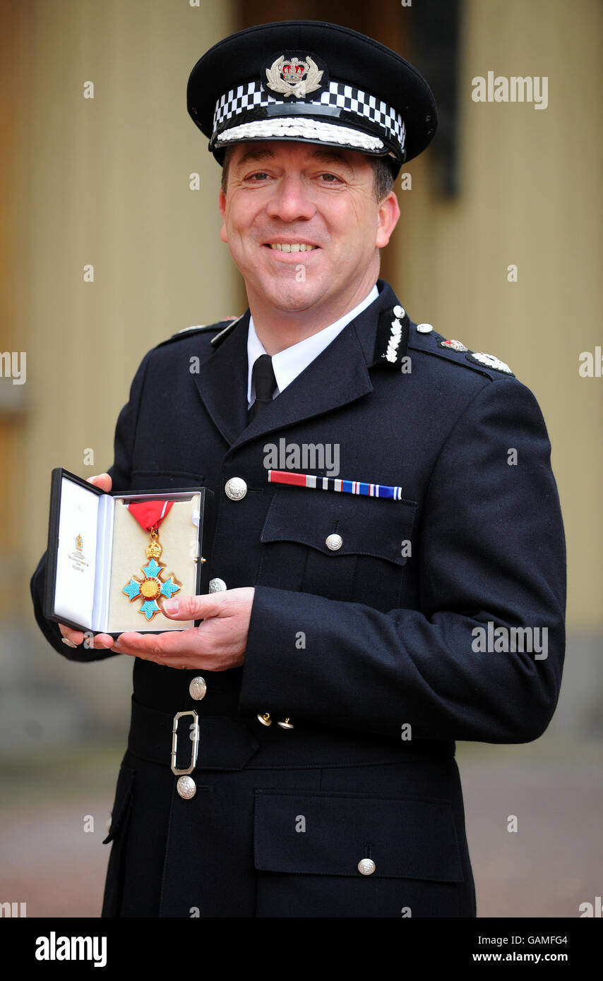 Während einer investiturfeier im buckingham palace -Fotos und ...