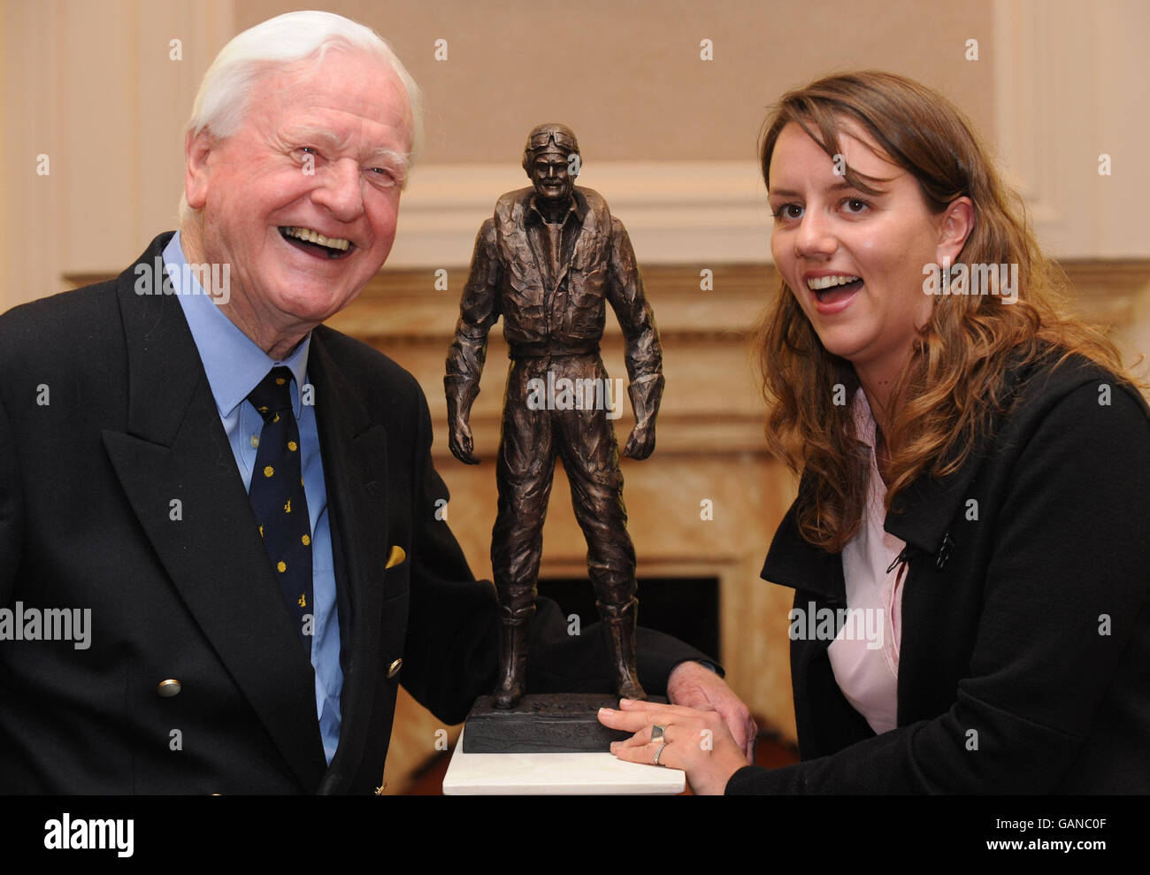 Battle of Britain Pilot, Wing Commander Tom Neil und Ur-Großneice Leigh ...