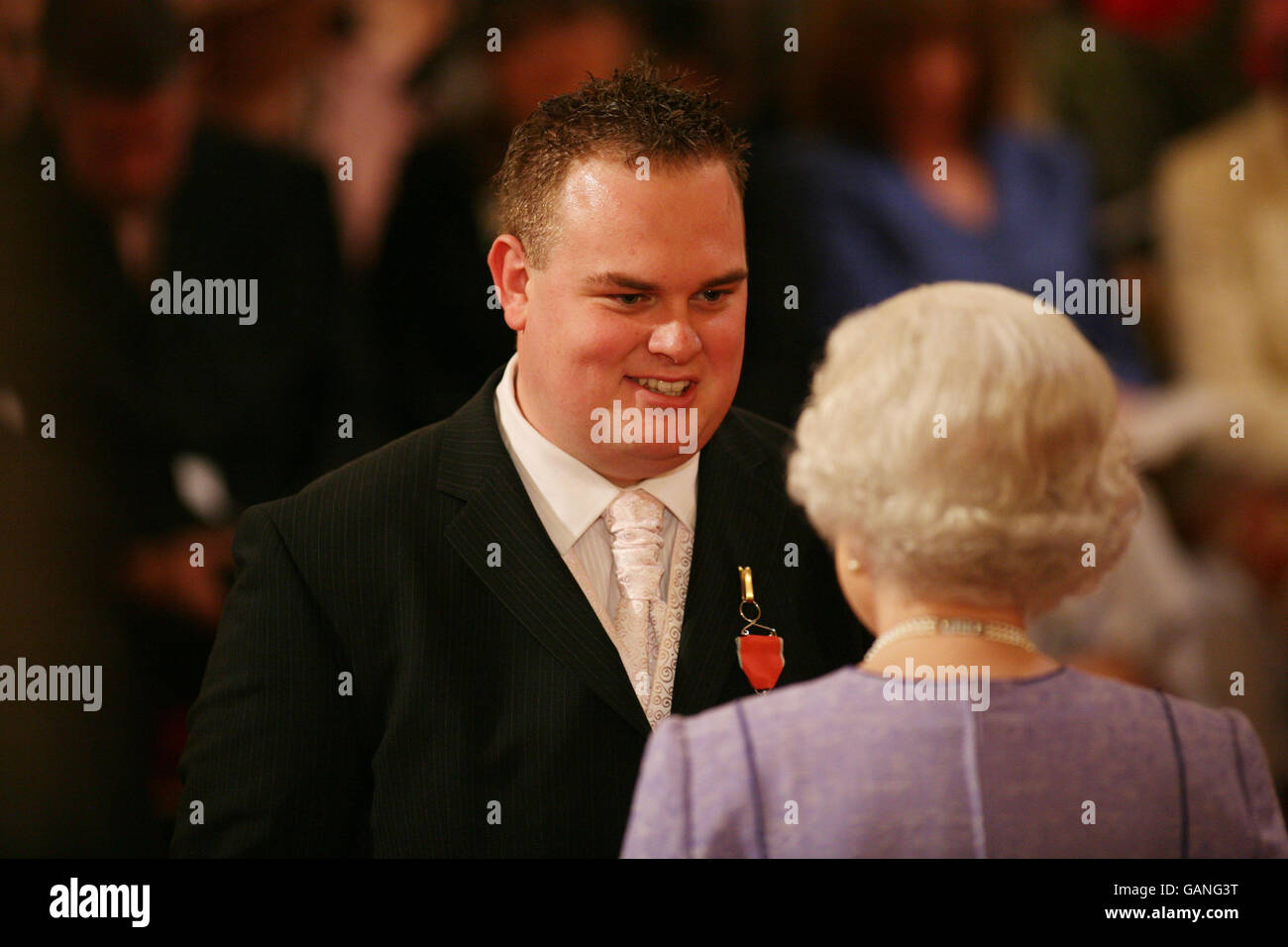 National Grid Craftsman Daniel Bailey aus Sheffield wird von der Queen ...
