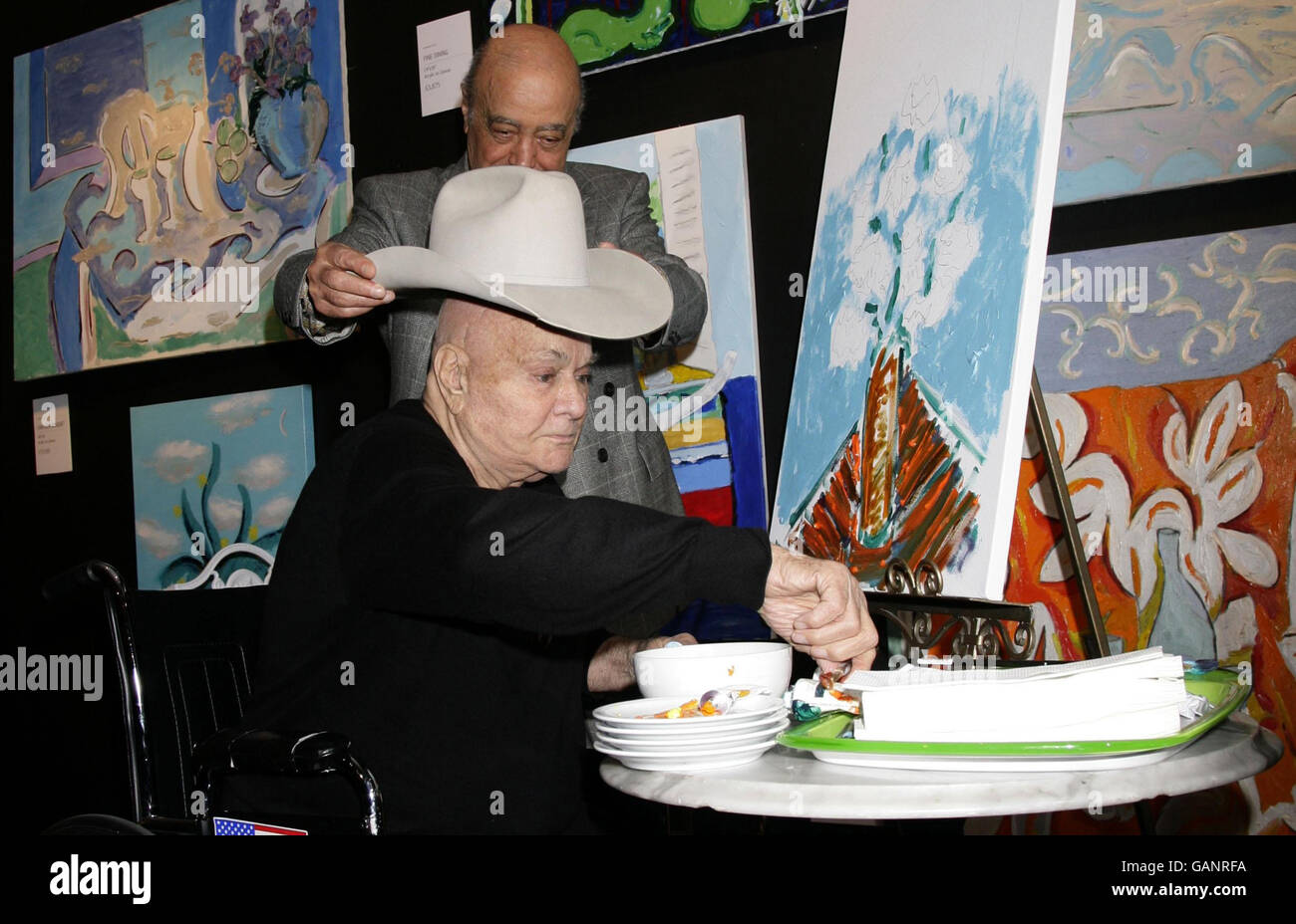 Der Hollywood-Schauspieler und Künstler Tony Curtis mit dem Harrods ...