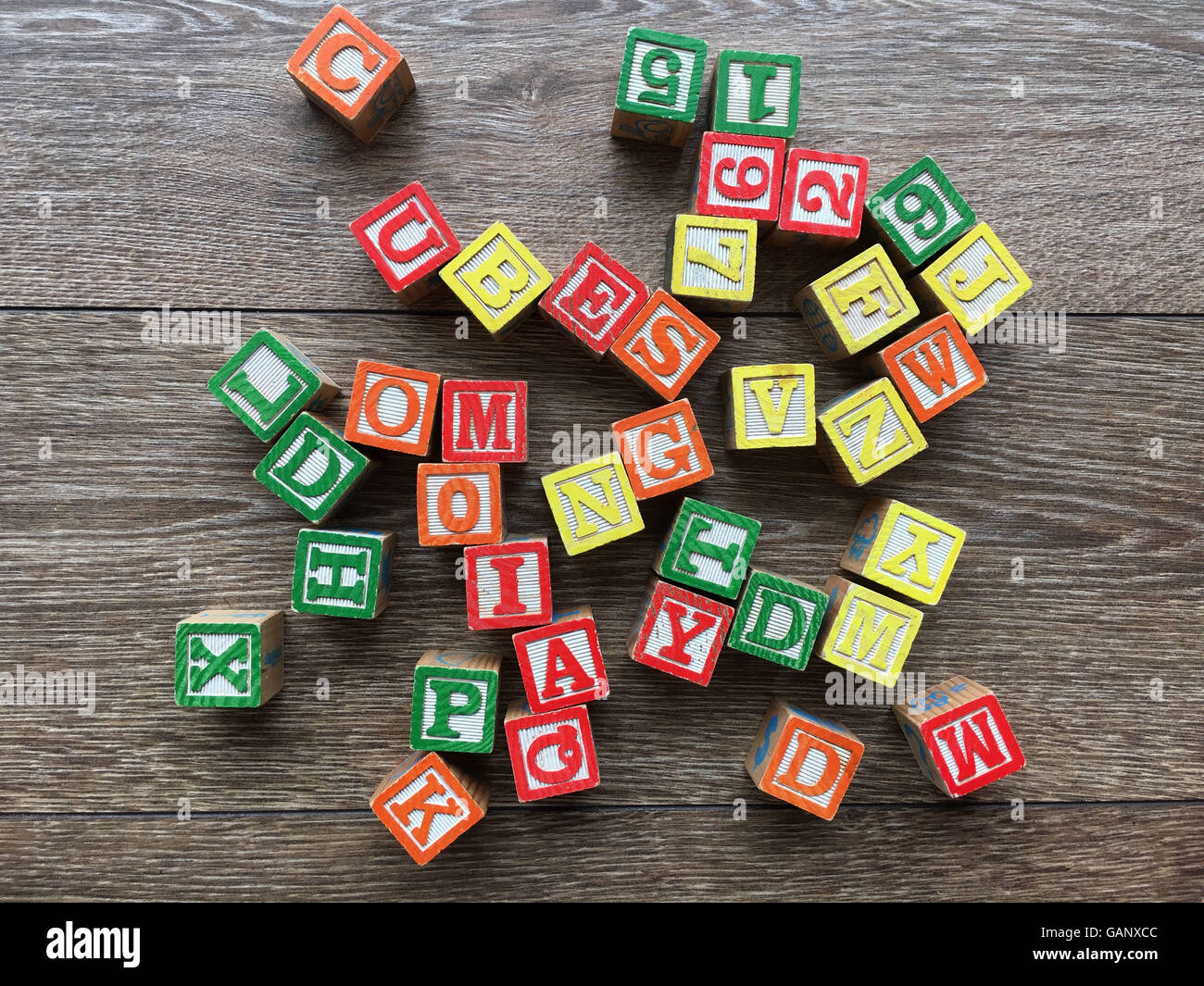 Holz-Block Alphabet Buchstaben und Zahlen auf dem Boden Stockfotografie ...