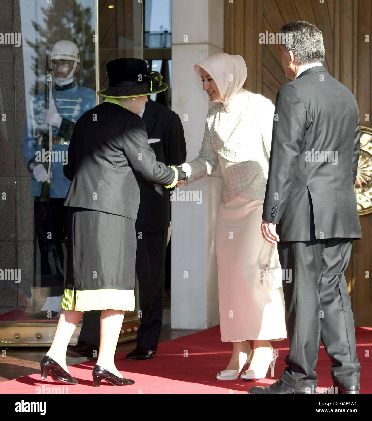 Die britische Königin Elizabeth II. Trifft die Frau von Präsident ...