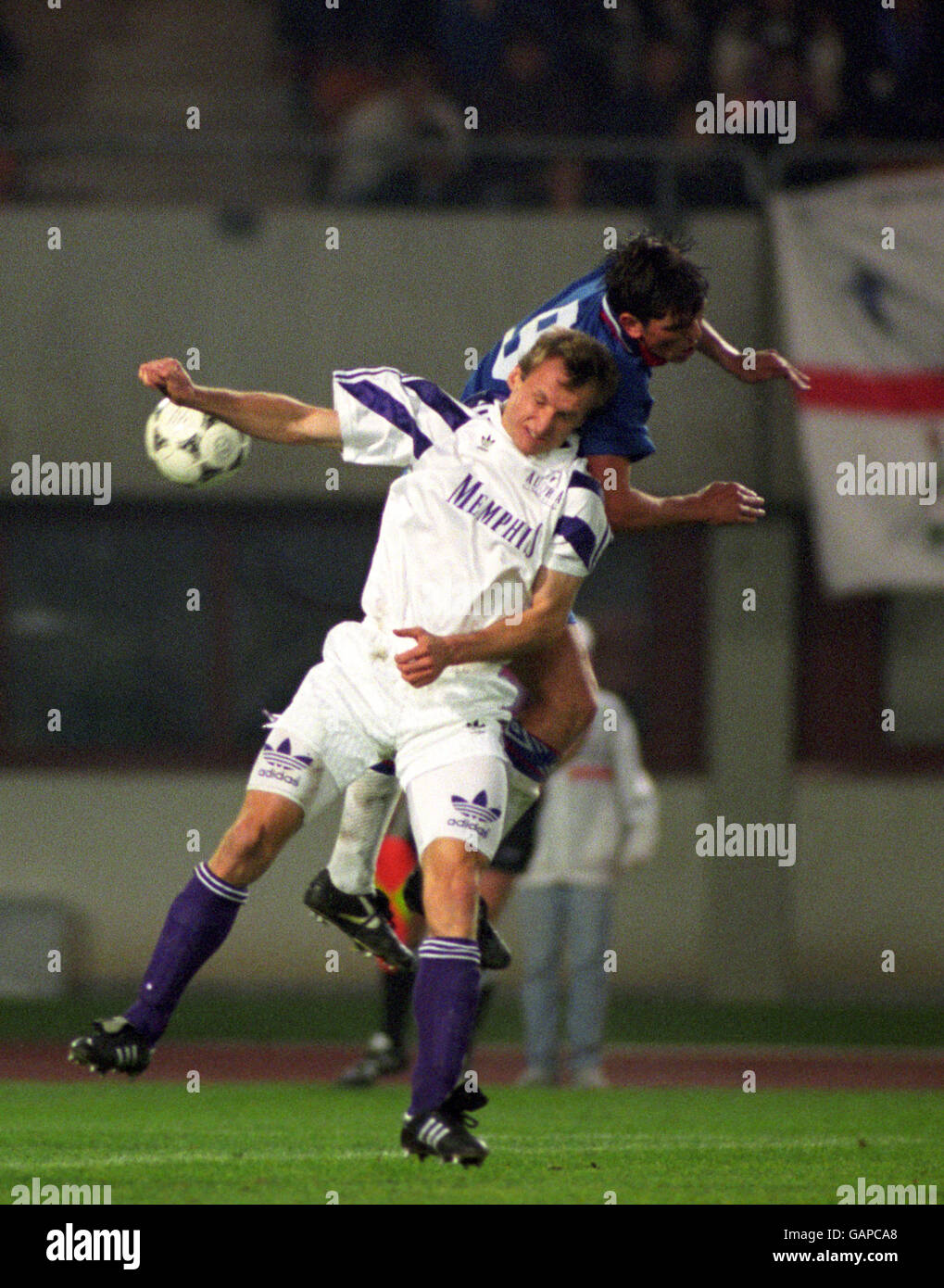 Chelsea neil shipperley springt schlachten um den ball -Fotos und ...